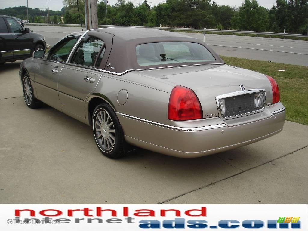 2003 Light Parchment Gold Lincoln Town Car Signature #14360678 Photo #4 | GTCarLot.com - Car ...
